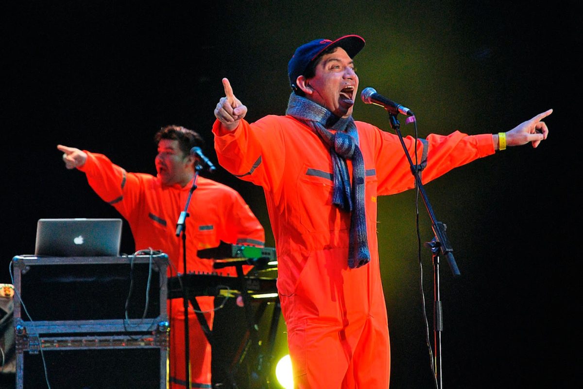 Sinergia celebra sus 25 años de carrera junto a sus amigos